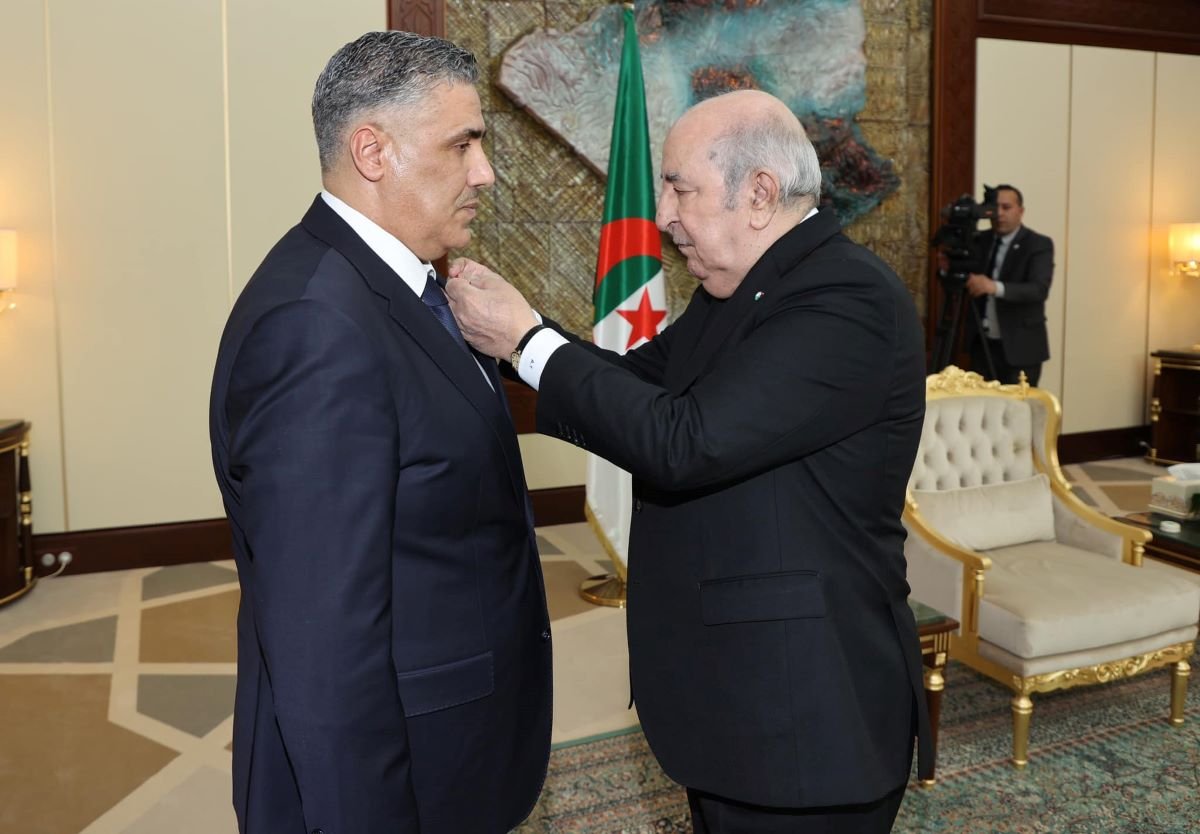Le président Tebboune décerne la médaille "Achir" au ministre Mohamed Tarek Belaribi | Algerie Eco